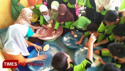 Puluhan Siswa SD Alam Bontang Belajar Membuat Amplang - TIMES Indonesia