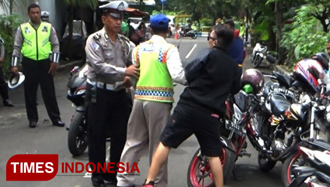 Jangan Ditiru! Siswi Tomboi Ini Maki Polisi karena Ditilang - TIMES ...