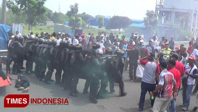 450 Pasukan Huru-hara Halau Massa yang Bringas di Pilkada 2018 - TIMES Indonesia