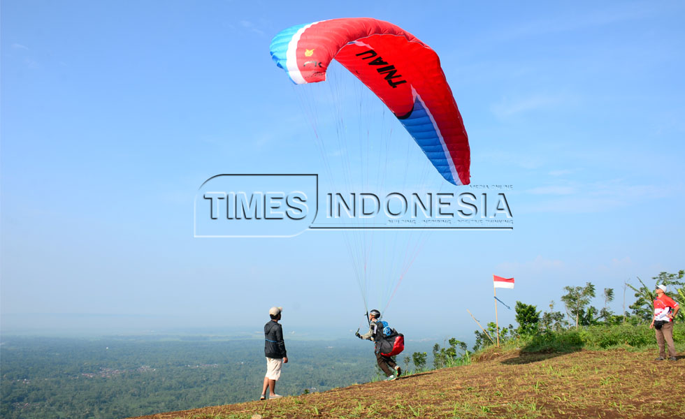 Terbang di Atas Langit Gunung Tumpuk - TIMES Indonesia