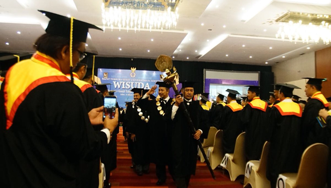 Tingkatkan Kompetensi, Pesan Rektor Unitomo Pada 408 Wisudawan - TIMES ...