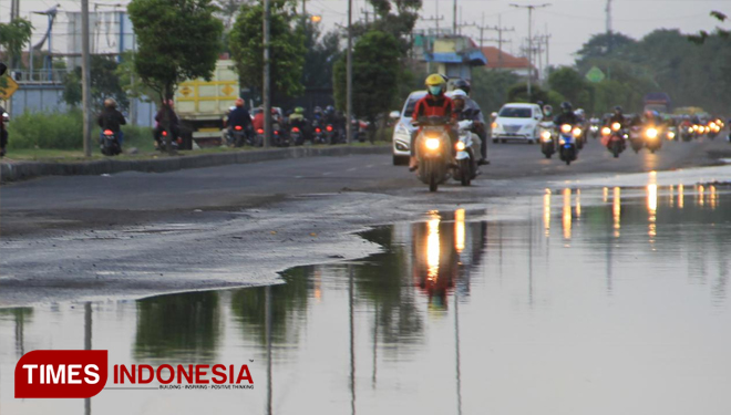 Jalan Raya Porong Tiba-tiba Banjir, Ini Penyebabnya - TIMES Indonesia