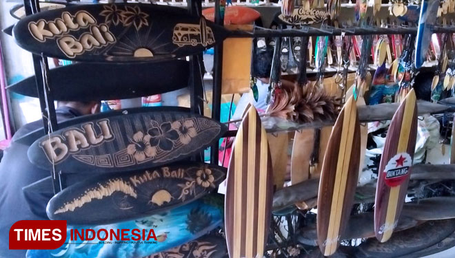 Souvernir Papan Surfing Diminati Pasar Eropa dan Australia - TIMES ...