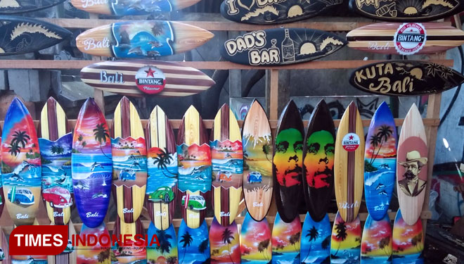 Souvernir Papan Surfing Diminati Pasar Eropa dan Australia - TIMES ...