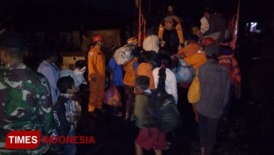 Tim SAR Evakuasi Warga Lereng Gunung Agung - TIMES Indonesia