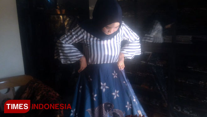 Esti Kholik, Desainer Batik Bandeng Lele Tiga Dimensi Khas Lamongan ...