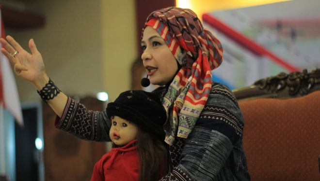 Ria Enes - Suzan Berikan Motivasi di PKKMB Unitomo 2018 - TIMES Indonesia