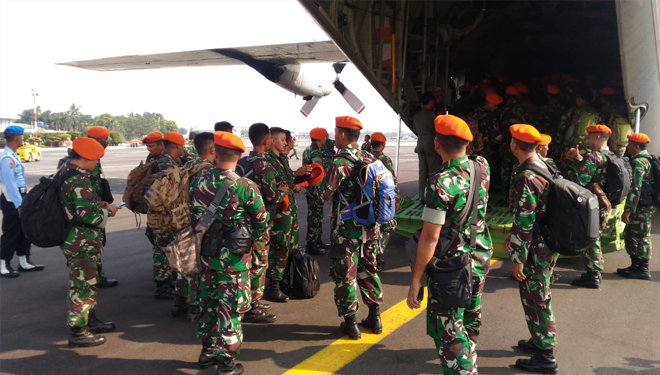 BERITA FOTO: Pesawat Hercules C-130 Angkut 100 Prajurit Paskhas ke Palu ...