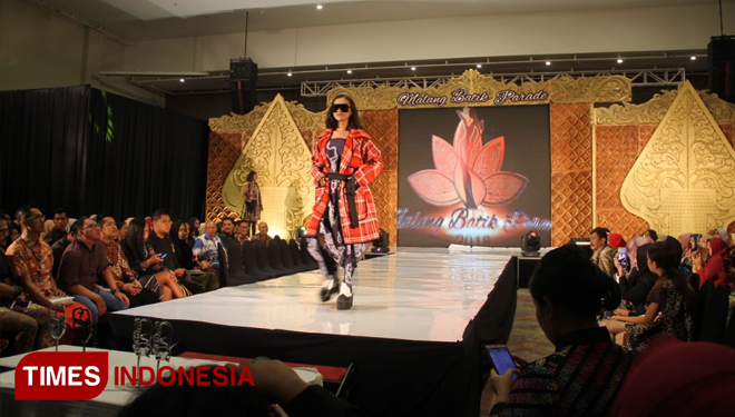 Warna-warni Batik Indonesia di Malang Batik Parade 2018 - TIMES Indonesia