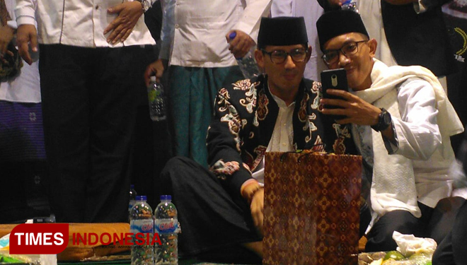 Sandiaga Uno Kenakan Batik Khas Bondowoso - TIMES Indonesia