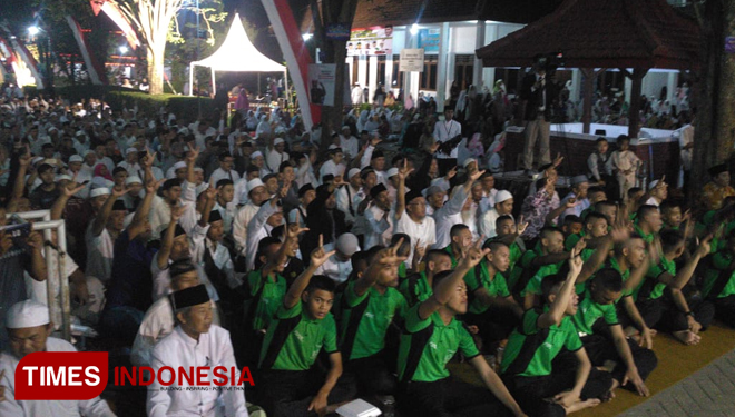 Sandiaga Uno Kenakan Batik Khas Bondowoso - TIMES Indonesia