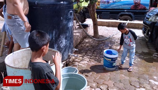 BPBD Banyuwangi Pasok Air Bersih ke Dua Desa Terdampak Kekeringan di Banyuwangi - TIMES Indonesia