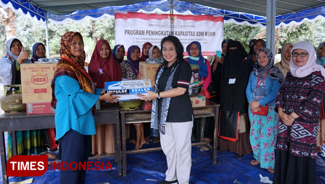 Bintang Puspayoga Buka Pelatihan Anyaman Ketak di Lombok Utara - TIMES ...