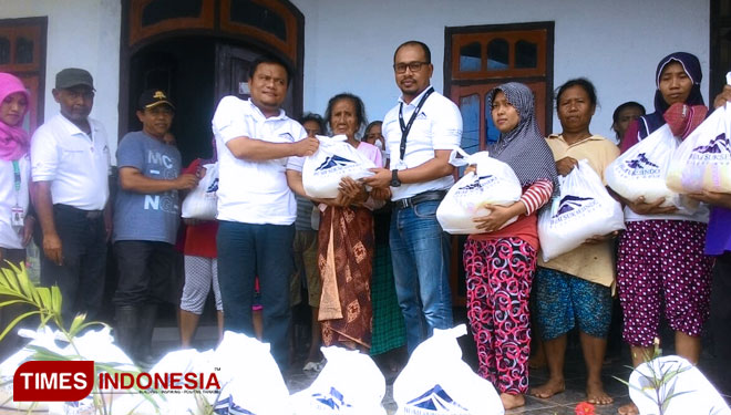 PT BSI Bagikan 500 Paket Sembako untuk Korban Banjir Pesanggaran - TIMES Indonesia