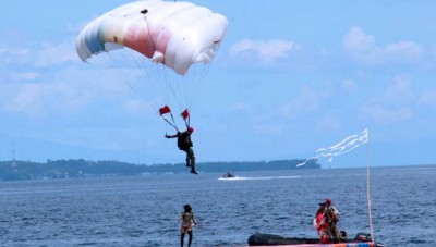 Acara Puncak Hari Nusantara 2018, TNI AL Atraksikan Terjun Payung ...