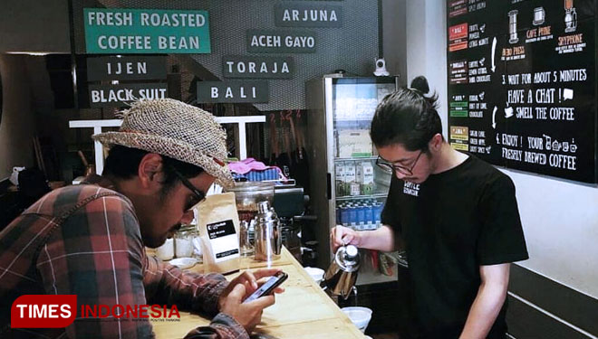 Cafe Janus Berkonsep Library Kota Wisata Batu Punya - TIMES Indonesia