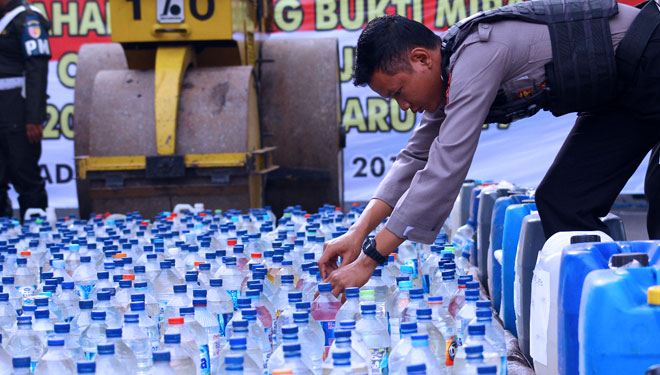 Ribuan Liter Arak Jowo Hasil Operasi Polres Madiun Dimusnahkan - TIMES Indonesia