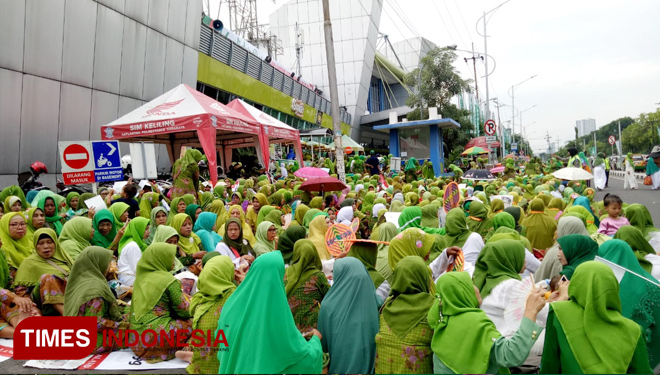 The Joint Prayer for a Nation, Muslimat NU Made Surabaya green - TIMES ...