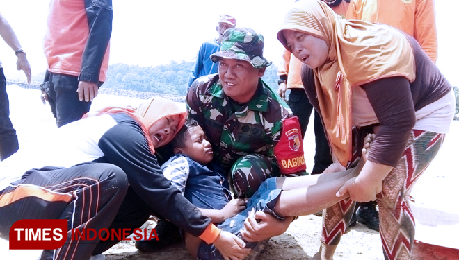 Sisa Trauma Tsunami Pancer Dalam Simulasi Tsunami Polda Jatim - TIMES ...