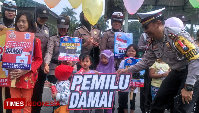 Polwan Cantik di Bondowoso Kampanye Pemilu Damai - TIMES Indonesia