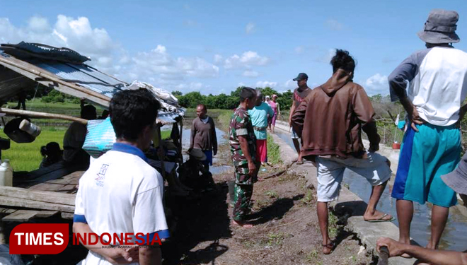 TNI dan Warga Desa Rindi Kerja Bakti Bersihkan Saluran Irigasi - TIMES ...