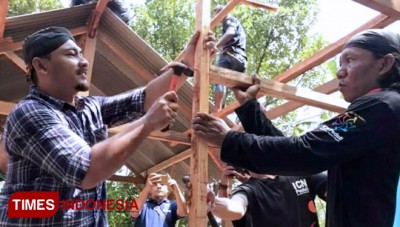 Bedah Rumah ala Komunitas ICN Bersama Wakil Bupati Ngawi - TIMES Indonesia