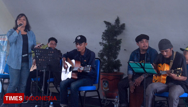 Hibur Pasien dan Keluarga, RSUD Genteng Gelar Live Akustik - TIMES ...