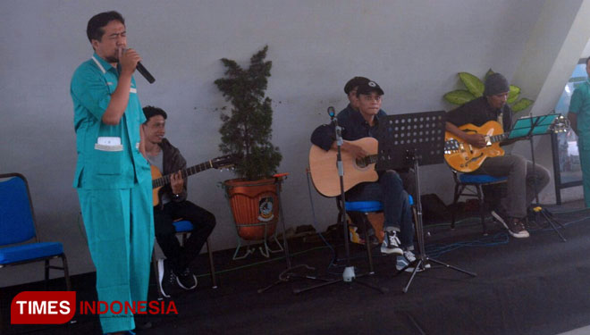 Hibur Pasien dan Keluarga, RSUD Genteng Gelar Live Akustik - TIMES ...