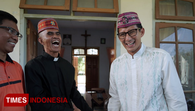 Romo Ricard Manggu Tukar Peci dan Doakan Sandi - TIMES Indonesia