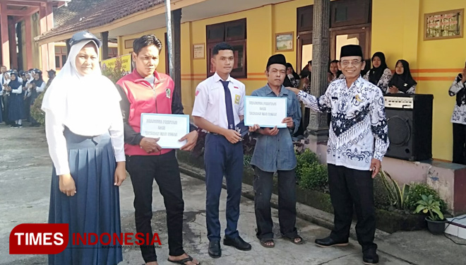 Dua Siswa Berprestasi SMP Kosgoro Sragi Dapat Beasiswa dari Yayasan Mas ...