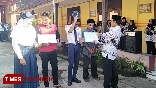 Dua Siswa Berprestasi SMP Kosgoro Sragi Dapat Beasiswa dari Yayasan Mas ...