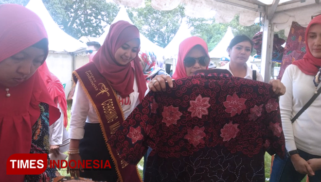 Hadir Acara Karapan Sapi, Istri Kapolda Jatim Borong Batik Pamekasan ...