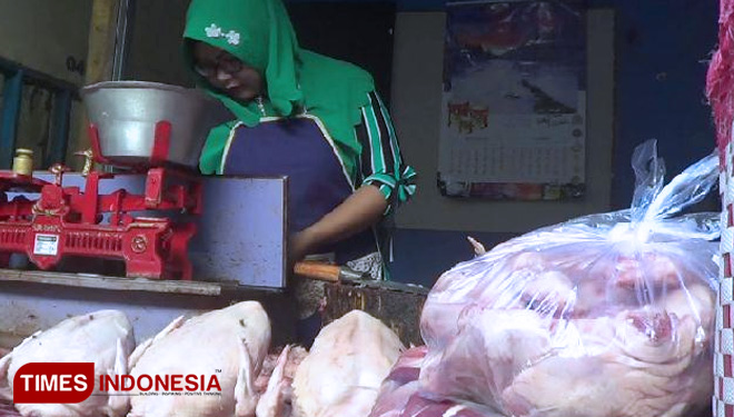 Suplai Menurun, Harga Daging Ayam di Pasar Lampaui HET - TIMES Indonesia