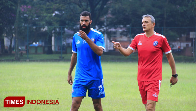 Banyak Aremania Saksikan Latihan Buat Sylvano Comvalius Kaget - TIMES ... Banyak Aremania Saksikan Latihan Buat Sylvano Comvalius Kaget - TIMES ...