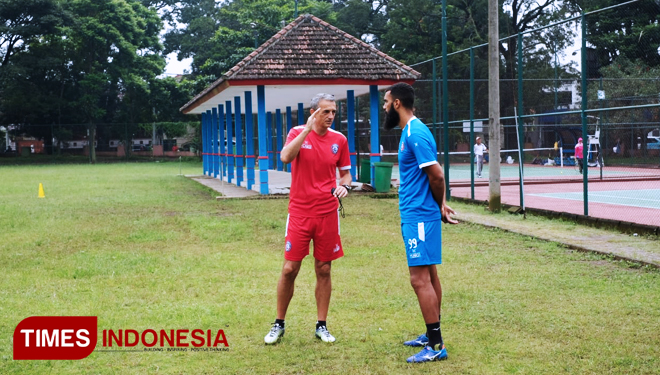 Ini Pesona Sylvano Comvalius Saat Latihan Perdana Bersama Arema FC ... Ini Pesona Sylvano Comvalius Saat Latihan Perdana Bersama Arema FC ...