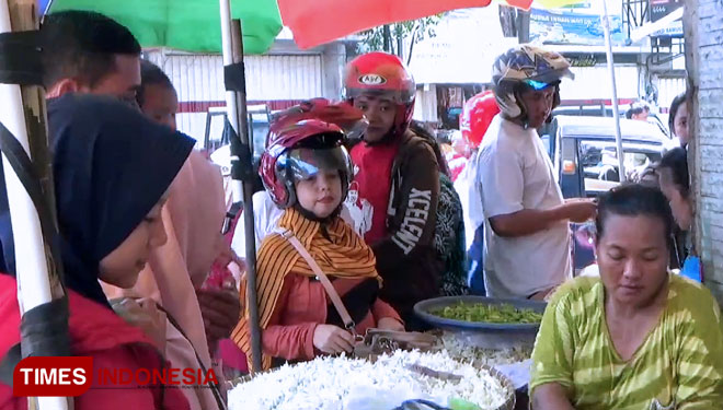 Pedagang Bunga Pasar Baru Probolinggo Kebanjiran Order - TIMES Indonesia