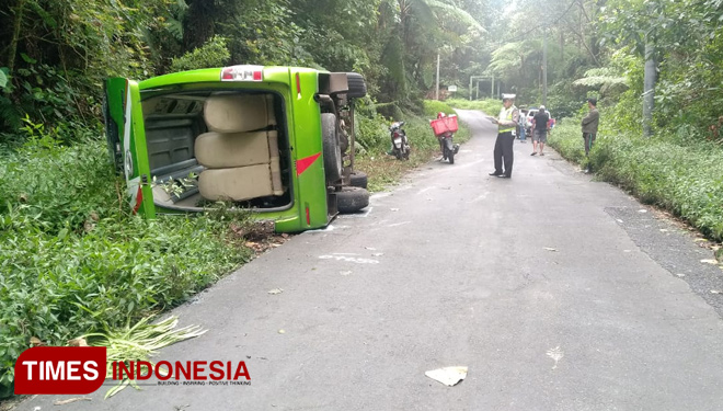 Mobil Rombongan Turis Mancanegara Terguling di Jalur Gunung Ijen ...