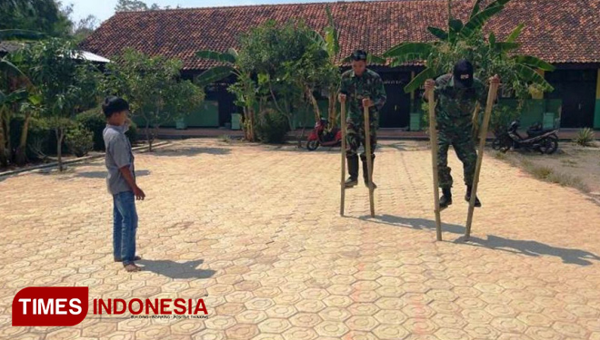 Bermain Egrang, Cara Asyik Satgas TMMD Kodim Tegal Merangkul Pemuda ...
