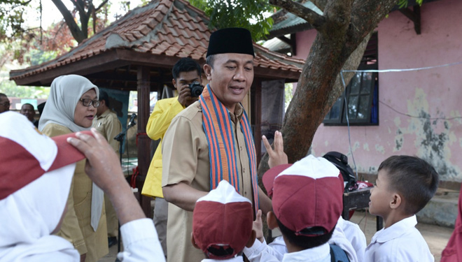 Tingkatkan Budaya Literasi, Bupati Lombok Barat Resmikan Berugak Baca ...