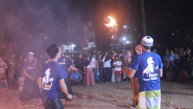 Meriahkan Hari Kemerdekaan, Remaja Watukebo Main Sepak Bola Api - TIMES ...