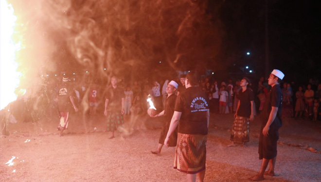 Meriahkan Hari Kemerdekaan, Remaja Watukebo Main Sepak Bola Api - TIMES ...