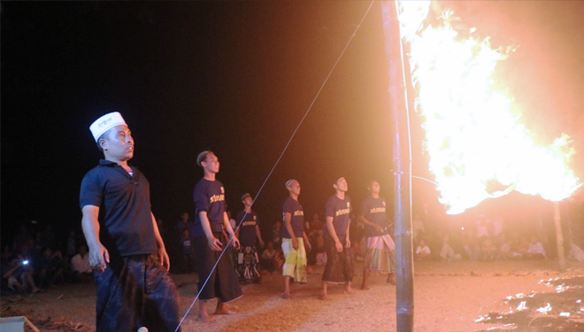 Meriahkan Hari Kemerdekaan, Remaja Watukebo Main Sepak Bola Api - TIMES ...