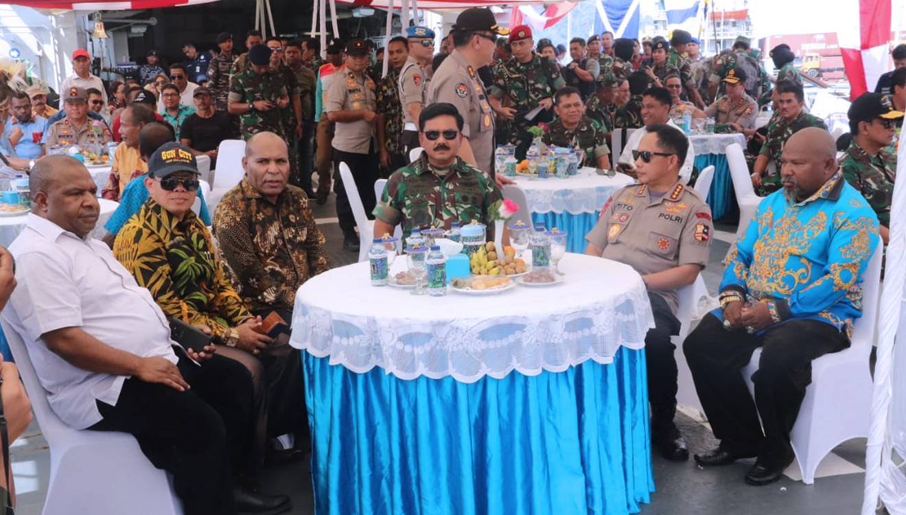 Saksikan Indahnya Bumi Cendrawasih, Panglima TNI dan Kapolri Berlayar ... Saksikan Indahnya Bumi Cendrawasih, Panglima TNI dan Kapolri Berlayar ...