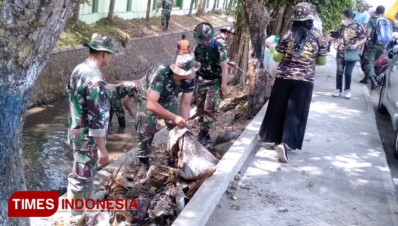 Karya Bakti TNI di Kabupaten Malang, Prajurit dan Masyarakat Bersih-Bersih Sungai - TIMES Indonesia
