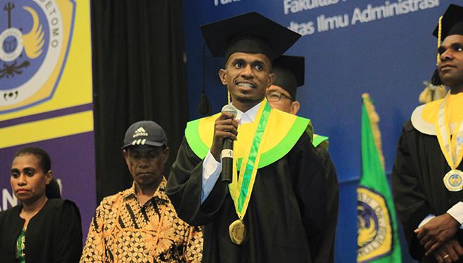 Unitomo Berikan Apresiasi Khusus Wisudawan Asal Papua - TIMES Indonesia