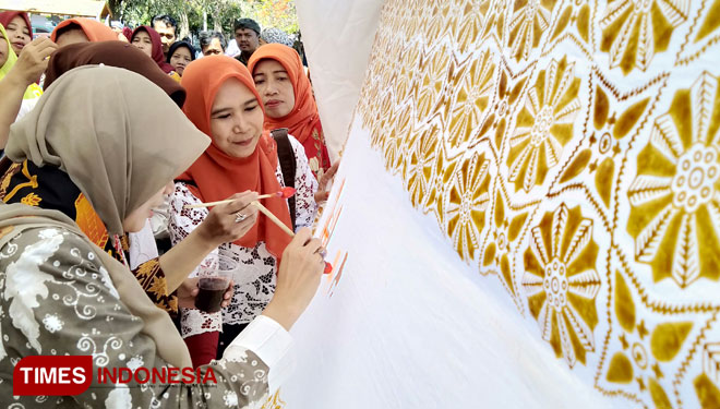 Rayakan Hari Batik Nasional, Warga Melukis Batik Probolinggo di Pinggir ...