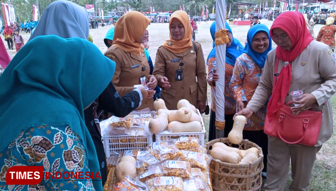 Stand Buah Labu Madu Jadi Buruan Pengunjung di Lokasi Upacara Pembukaan ...