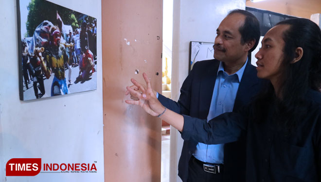 UKM Fotografi Chipoc Unitomo Pamerkan Potret Parlemen Jalanan - TIMES ...