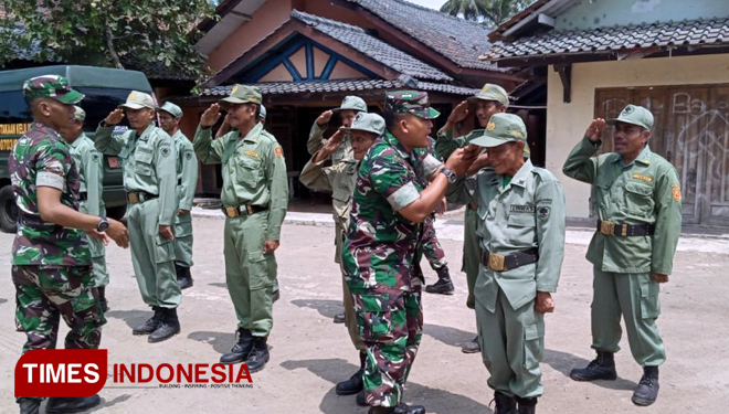 Ajarkan Sikap Hormat, Bentuk Kedekatan TNI dengan Linmas - TIMES Indonesia