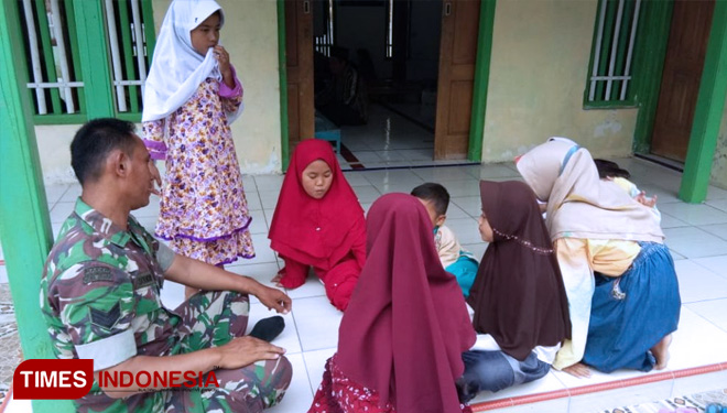 Usai Sholat, Serka Sodirin Bercanda dengan Anak-anak - TIMES Indonesia